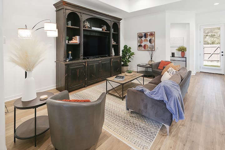 Modern Farmhouse Living @ Oakmont - 3bed/3bath - Bryan, TX