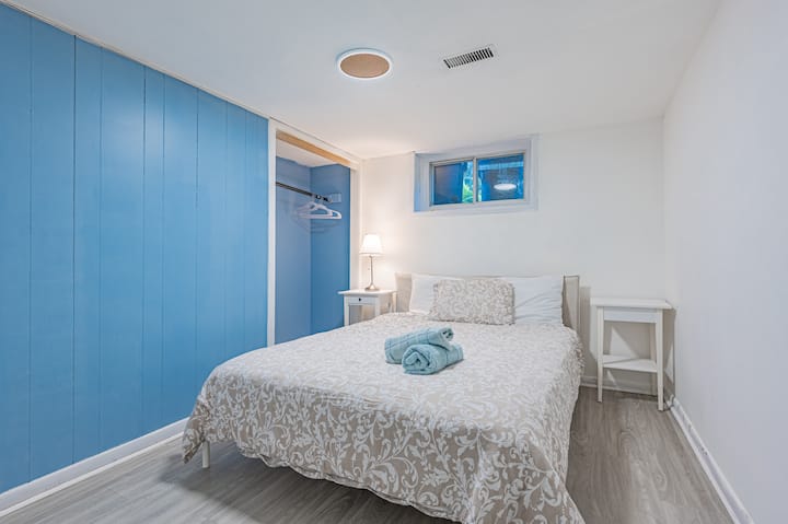 Up Express 2-bedroom Lower Level - Toronto, ON
