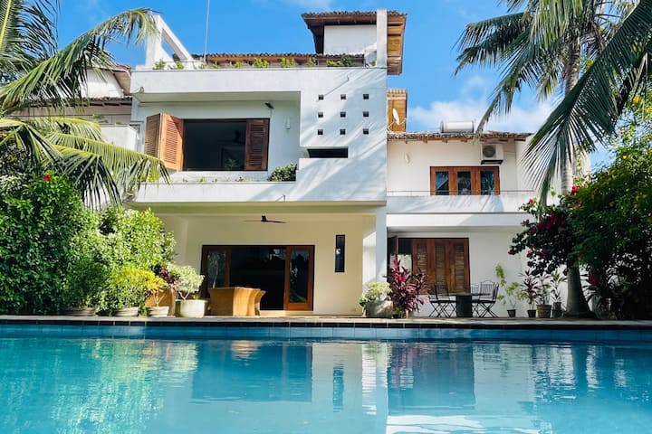 Mala Villa~pool~kitchen~sleeps 6 - Hikkaduwa