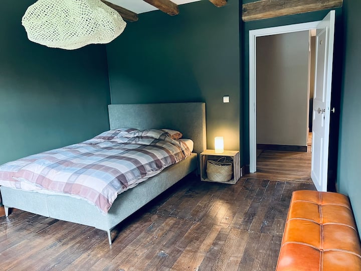 Cosy, Calm And Bright Room - Arlon