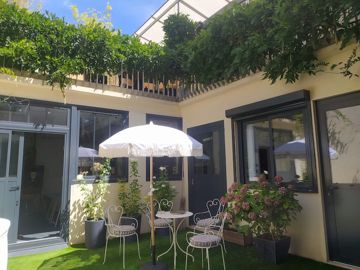 Le Cinq Sur Cour. - Montluçon