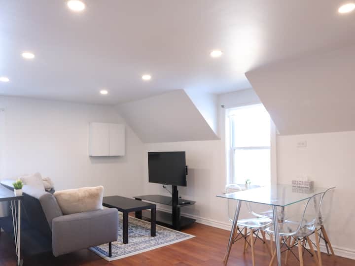 Charming Upper Unit - Close To Amenities / Airport - Ottawa