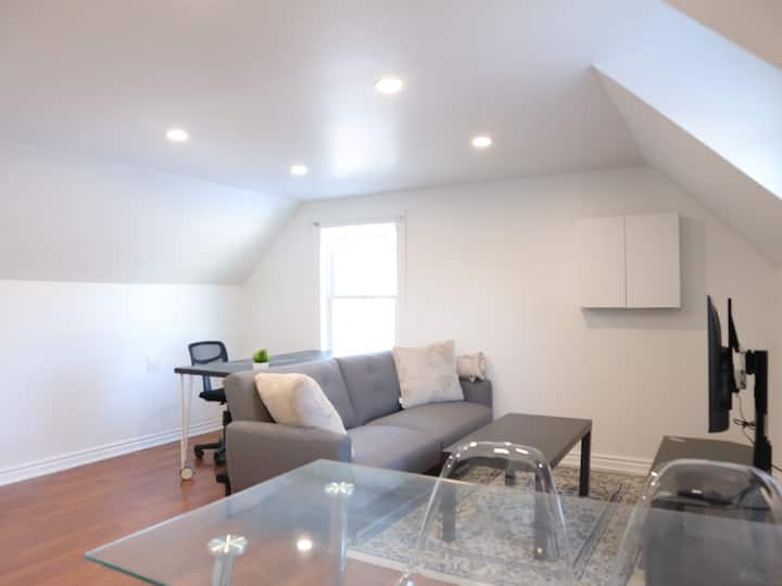 Charming Upper Unit - Close To Amenities / Airport - Ottawa