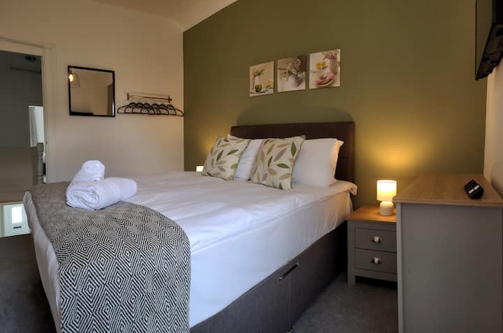 3 Double Rooms, 4 Bedrooms, Parking - Port Talbot