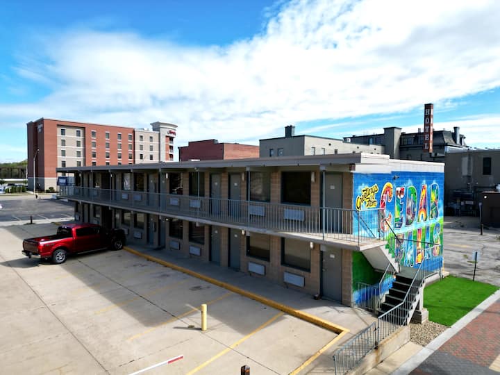 Stay Downtown - King Studio - Free Gated Parking! - Cedar Falls, IA