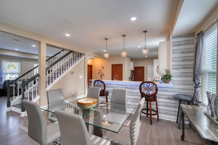 81) Entire 5 Bedroom Home With A Gameroom! - Baltimore, MD