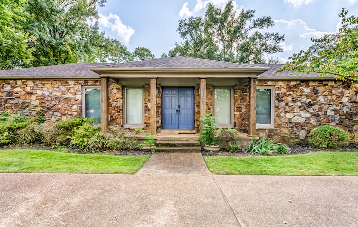 Large 5br Home With Games & Outdoor Space - Memphis, TN