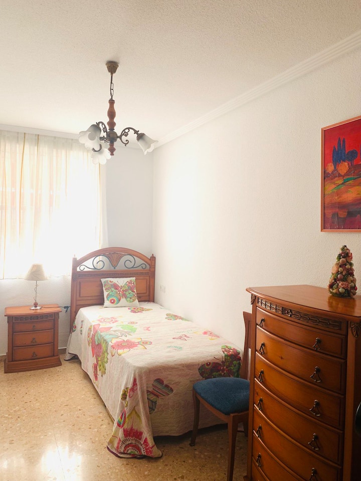 Habitación Acogedora Después De La Reparación - Alicante