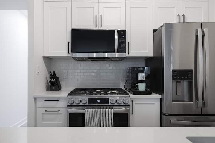Modern King Bed + Den, Steps To Cn Tower & Lake! - Toronto