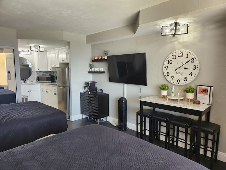 Updated Beach Condo - Ormond-by-the-Sea, FL