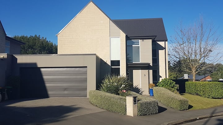 Modern Townhouse In Park Setting - Christchurch