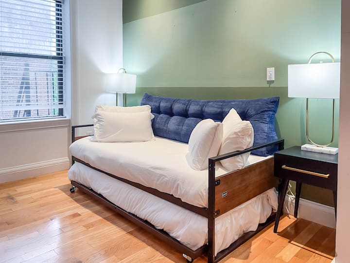 (476-5) Roof Deck, 2beds, Cozy, Comfy, Location! - Massachusetts