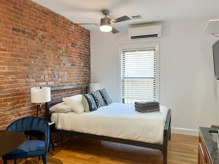 (476-9) Queen Studio, Back Bay/ South End, W/d. - Boston, MA