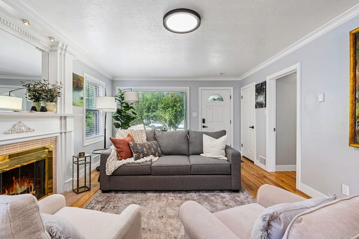 Home Sweet Home W/ Hot Tub And Parking 30 Day + - Salt Lake City, UT