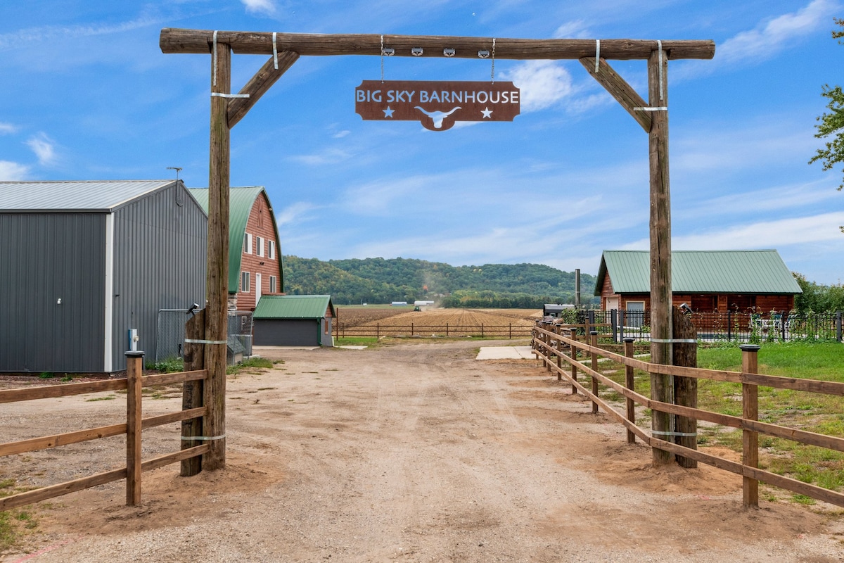 Barnhouse! Mini Golf, Slide, Theater, Pool, Arcade - Barns for Rent in ...