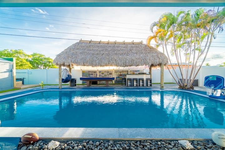 Modern Tropical Pool Oasis & Hot Tub - Hollywood, FL