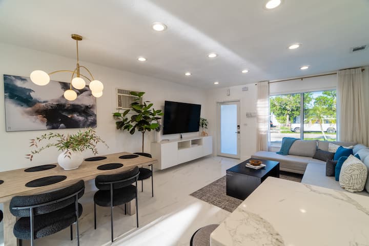 Modern Tropical Pool Oasis & Hot Tub - Hollywood, FL