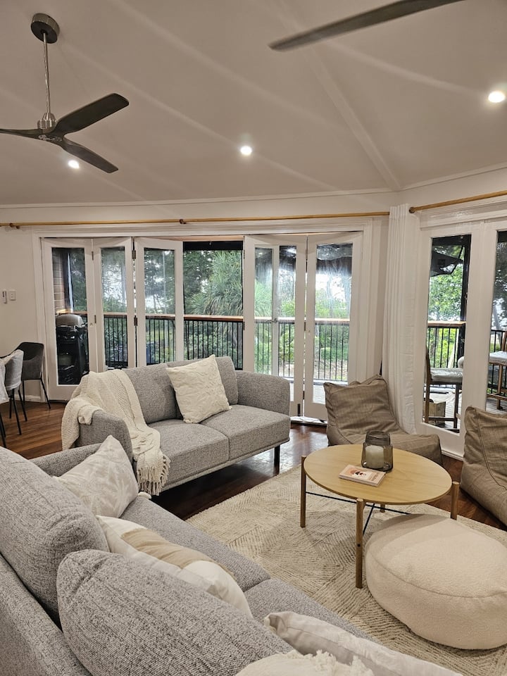 The Beach House On Mission - Absolute Beachfront! - Mission Beach