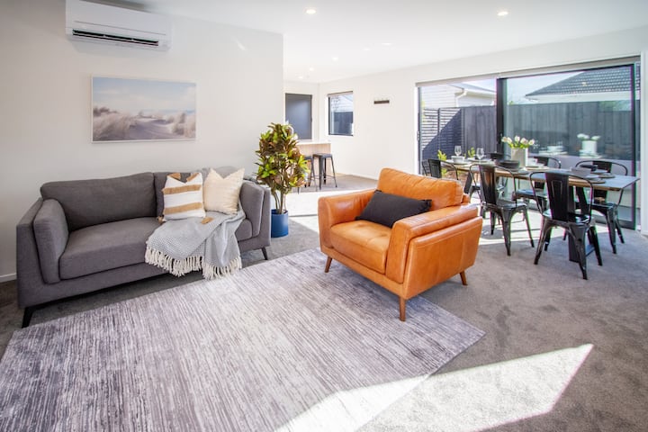 Sunsoaked & Stylish 3 Bed, 1.5 Bath Home W Garage - Christchurch