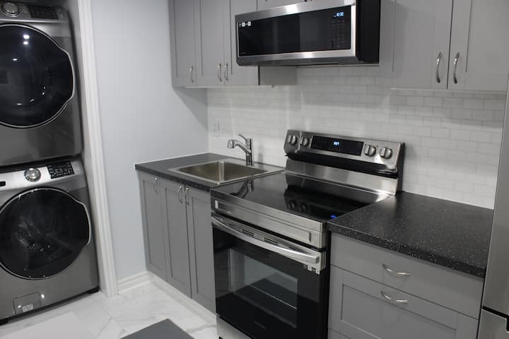 Private Apt With Sep Entrance - Toronto