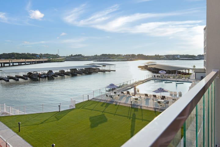 Upscale Waterfront! 3 Bed, 3 Bath, Boat Slip - Osage Beach, MO