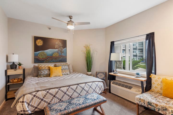 Blissful Eclectic Studio W/amenities - West Des Moines, IA