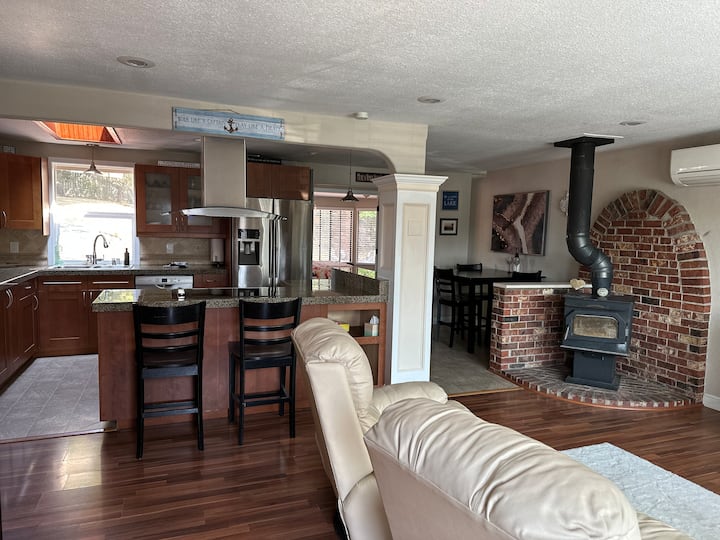 Charming 3 Bedroom Lake House - Flaming Geyser State Park, Auburn