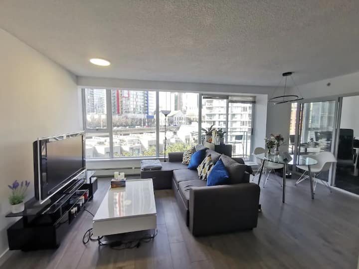 Home Away From Home 2br Condo In Stadium District - Vancouver