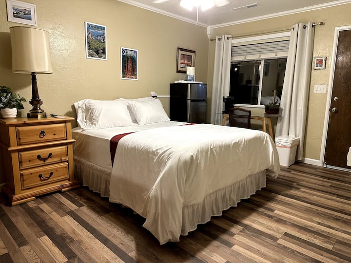 5th Street Retreat- Mountain Rest- Old Town Clovis - Clovis, CA