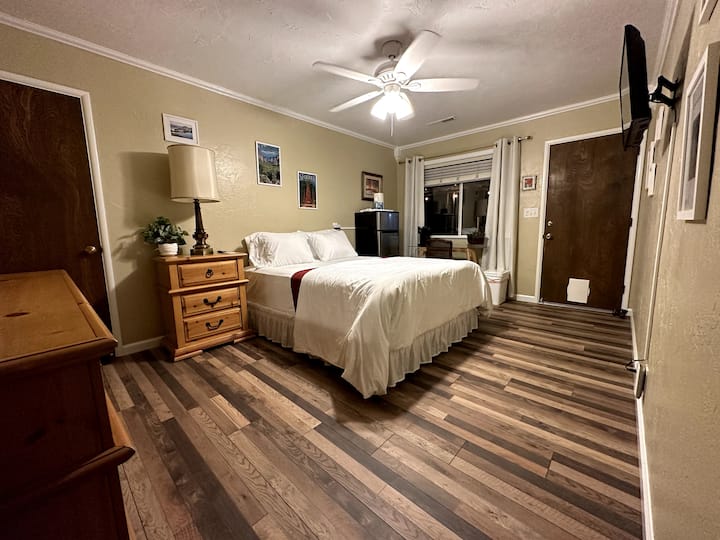 5th Street Retreat- Mountain Rest- Old Town Clovis - Clovis, CA