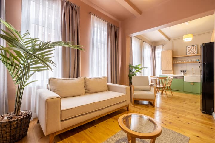 Chic Oasis:vibrant 2br Retreat Bursting With Color - Istanbul