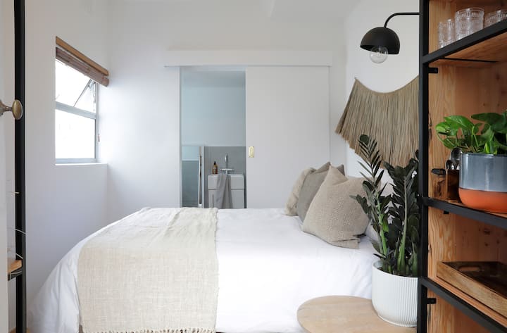 Quaint Room To Rent - Number 4706 - Cape Town