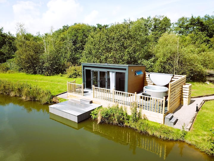 Lodge On A Lake With Hottub - Cardiff