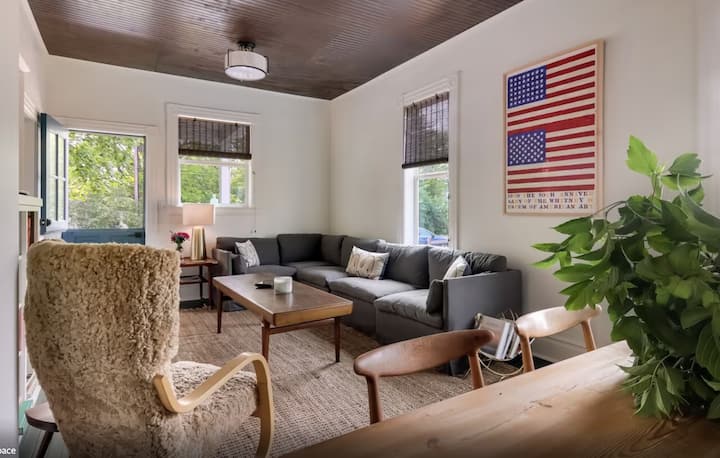 Renovated Cottage Gem In Leland - Leland, MI