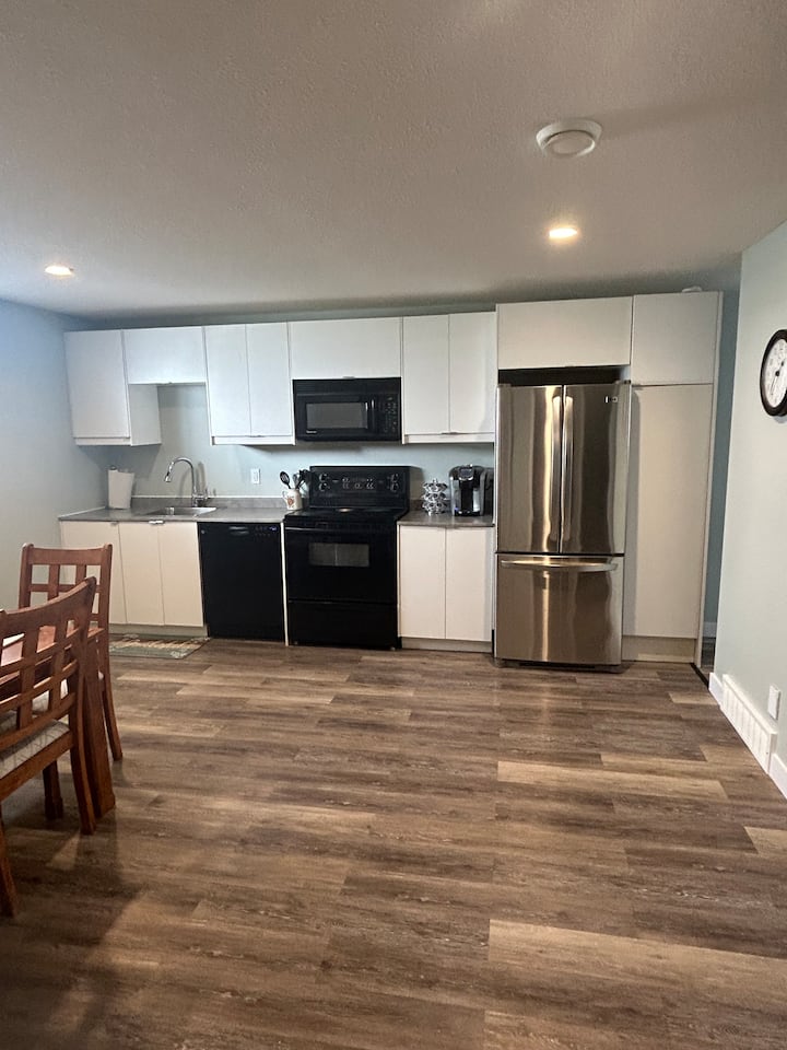 Bright Basement Suite Near Airport - Regina