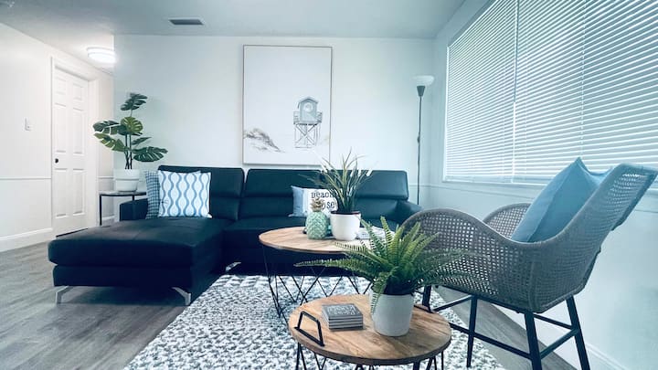 2/1 Remodeled Home - Pet Friendly, 6 Min To Beach - Venice Beach, FL