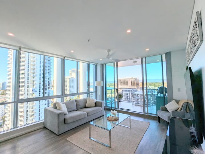 Skyline Views | Bright Apt | Pool & Free Parking - Gold Coast