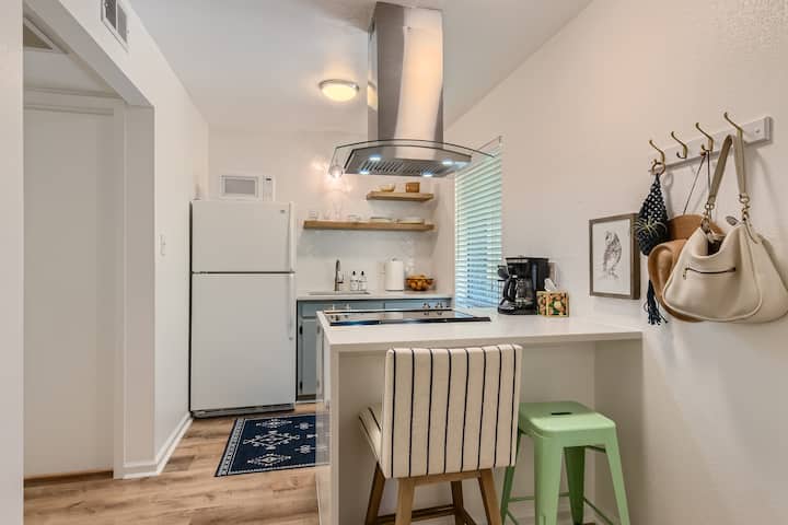 Cozy, Quaint Condo #2 - Austin, TX