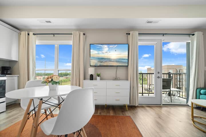 Newly Furnished Top-floor Studio - Iowa City, IA