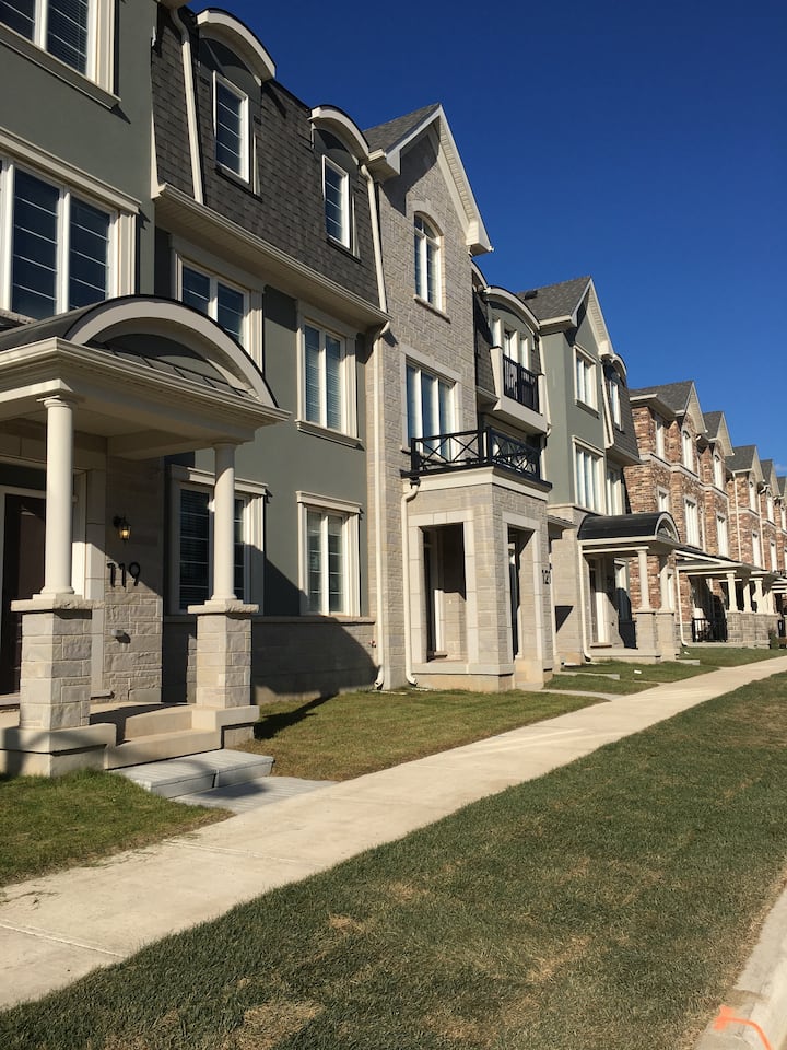 29+ Nights Town Home | Private Ensuite Office - Oakville