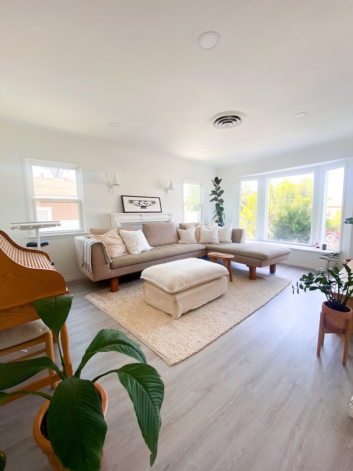 Sunny + Cozy 2br Home With A Pool - Los Angeles, CA
