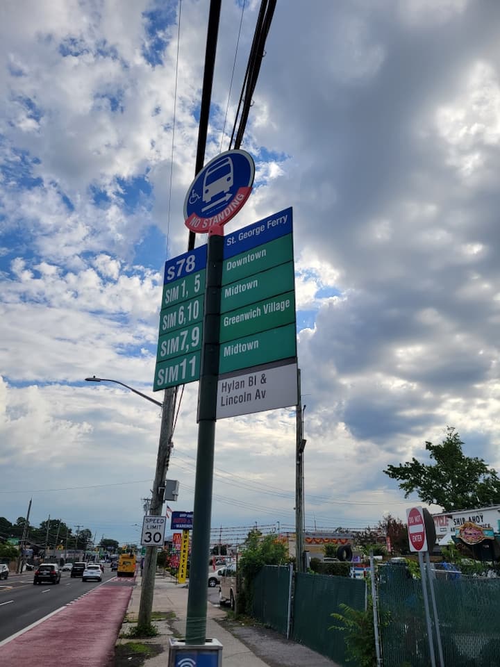 Queen Size Bed Room - Staten Island, NY