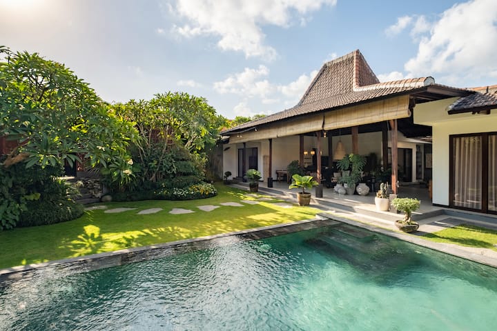 Tropical Spacious Villa - Kuta