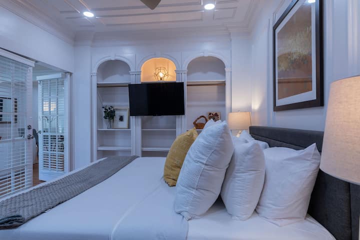 Your Montrose Gem | Sleeps 23/8br/3ba/3pa - Houston, TX