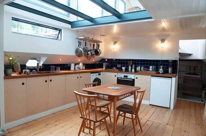 Double Bed On Thames Houseboat - London, UK