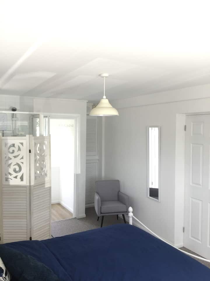 Light & Airy Billericay Room - Basildon