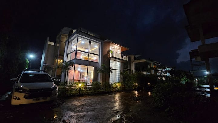 Grande Lavish Villa 1, Bathtub In 3 Bedrooms - Lonavala