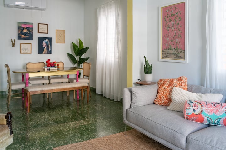 Artistic Oasis: Spacious 3 Br & Trendy Hotspots - San Juan