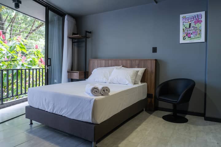 Studio Tipo Loft Con Balcón Cerca A Laureles - Medellín, Colombia