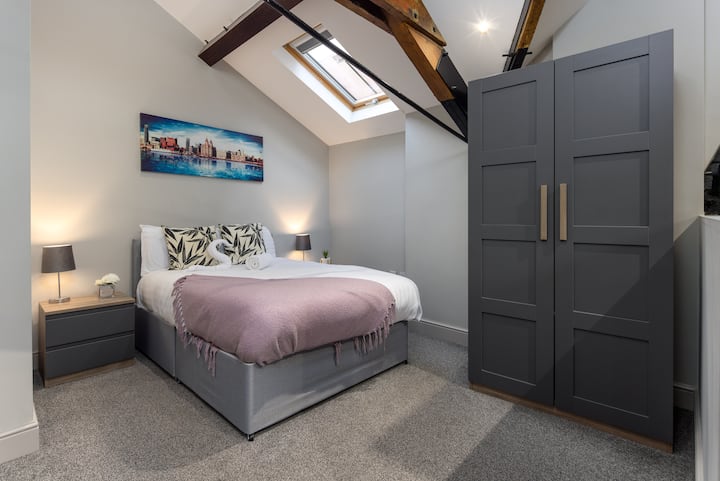 Group Stay Near Dining & Bars | Sleeps 6 - Liverpool